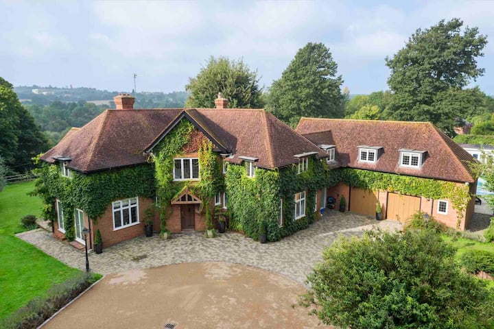 Beautiful 6 Bedroom Home With Pool & Hot Tub - Maidstone