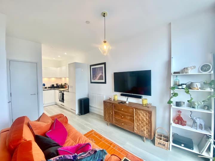 Modern, Town Centre, Top Floor Apartment - Berkshire