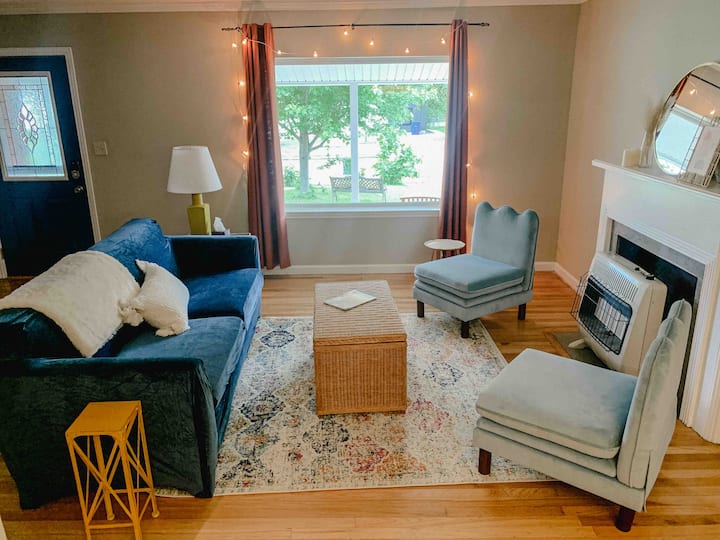 Bright, Spacious Home With Work Spaces - Tulsa, OK