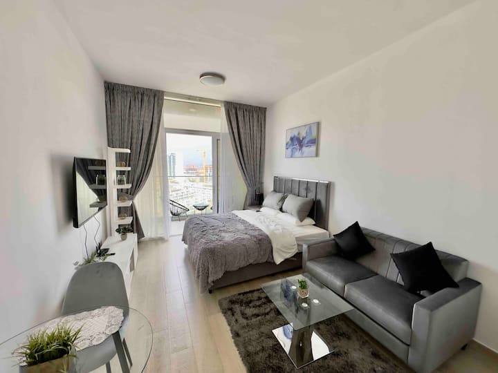 Stylish Studio | Panoramic City Views | Pool & Gym - Dubai