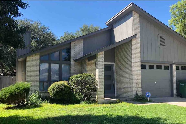 Greyhouse-central Sa/near Airport! Modern & Cozy. - El Chaparral - San Antonio