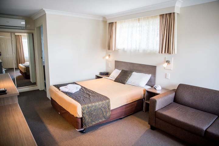 Standard Queen Room - Goulburn