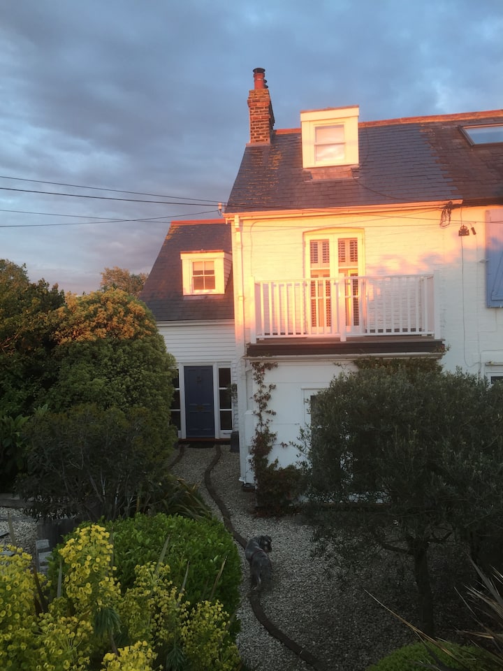 Pretty Weatherboarded House With Sea Views - Whitstable