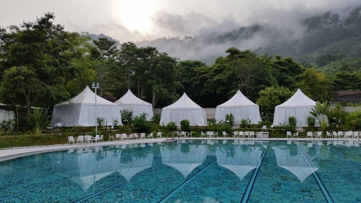 Benum Hill (Bed & Meals!) - Premium Poolside Tent - Raub District