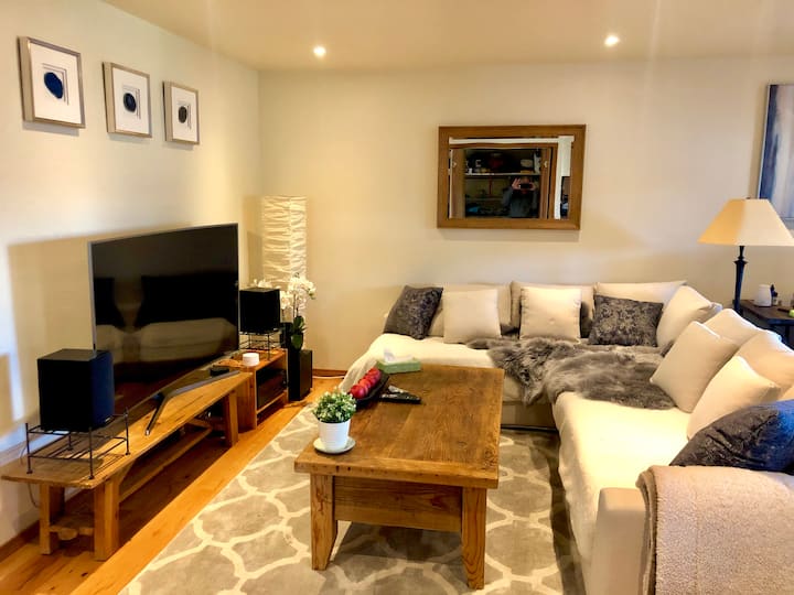 Upscale Comfort 500 Yards From Skiing - Mammoth Lakes, CA