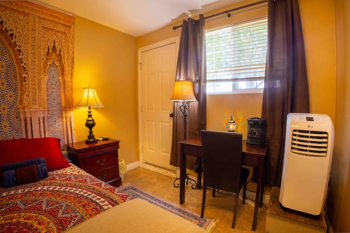 Private Entrance -Moroccan Flair Compact Suite - South Gate, CA