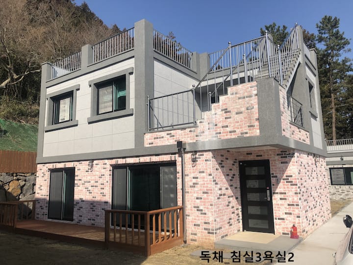 가족여행숙소, 한라산숙소, 안새미오름 근처 "독채 33평 복층" 방3욕실2 공항25분 - 제주시