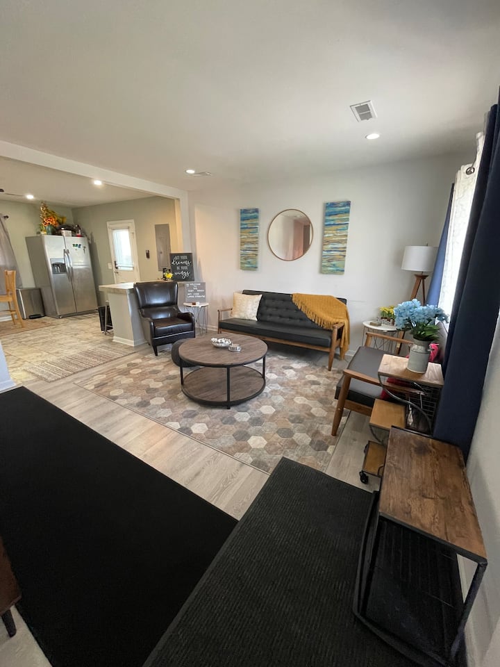 Centrally Located Cozy Ranch Home - (Entire Home) - Wyoming, OH