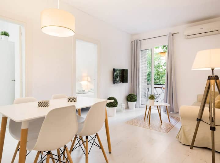 White Deco 3br Apt With Balcony - Barcelona