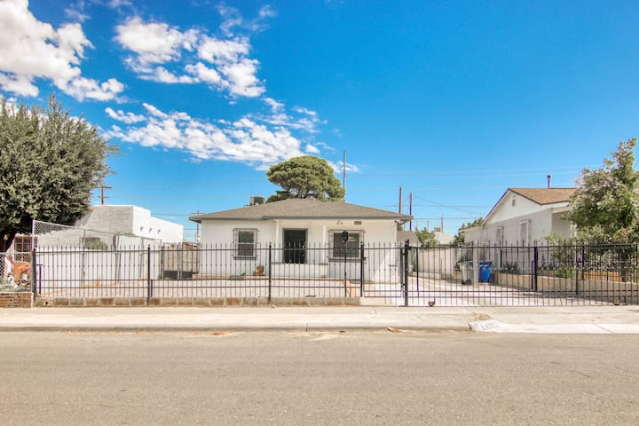 Entire Home To Self In Front Of Church. Pets Okay - El Paso, TX