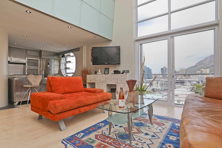 Quirky Mezzanine Unit With Table Mountain Views. - Camps Bay