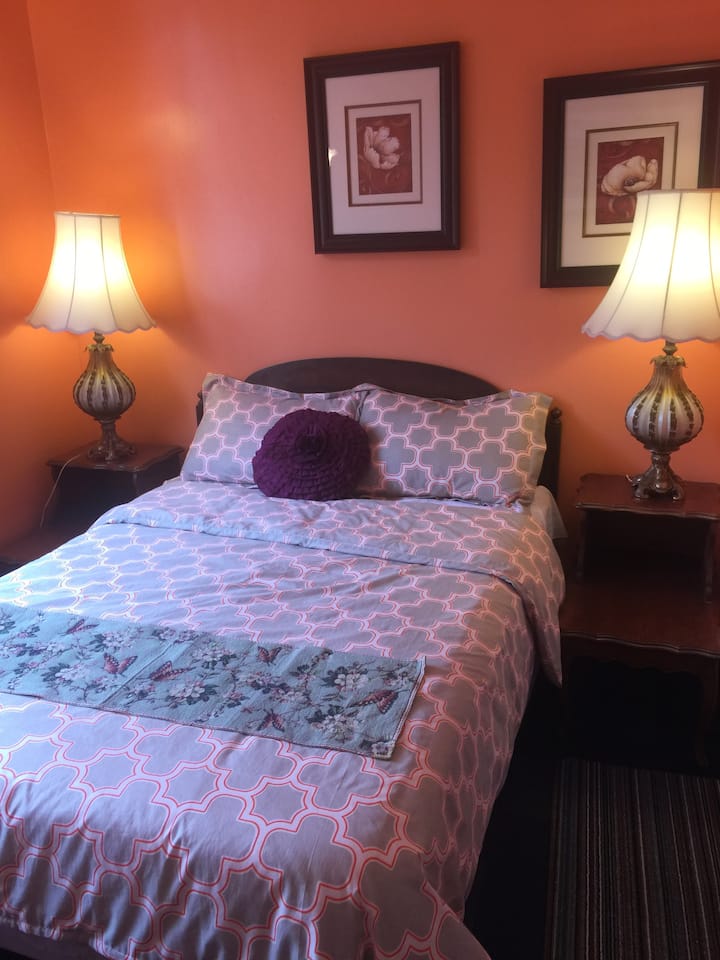 Frugal Room 1 - Castle Victoria Bed And Breakfast - Niagara Falls