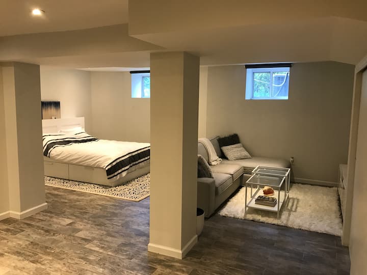 Modern, Cozy Studio Apartment With Wash And Dry! - Roslyn, NY