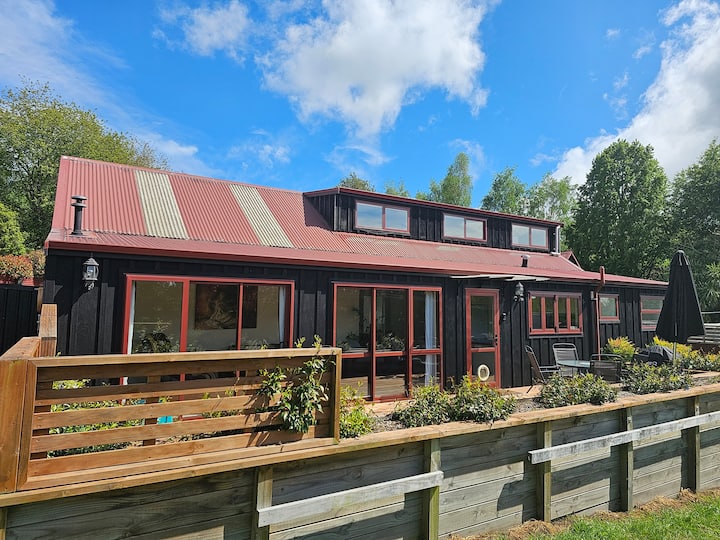 The Stables Cottage Your Taupo Escape By The Lake - Taupō