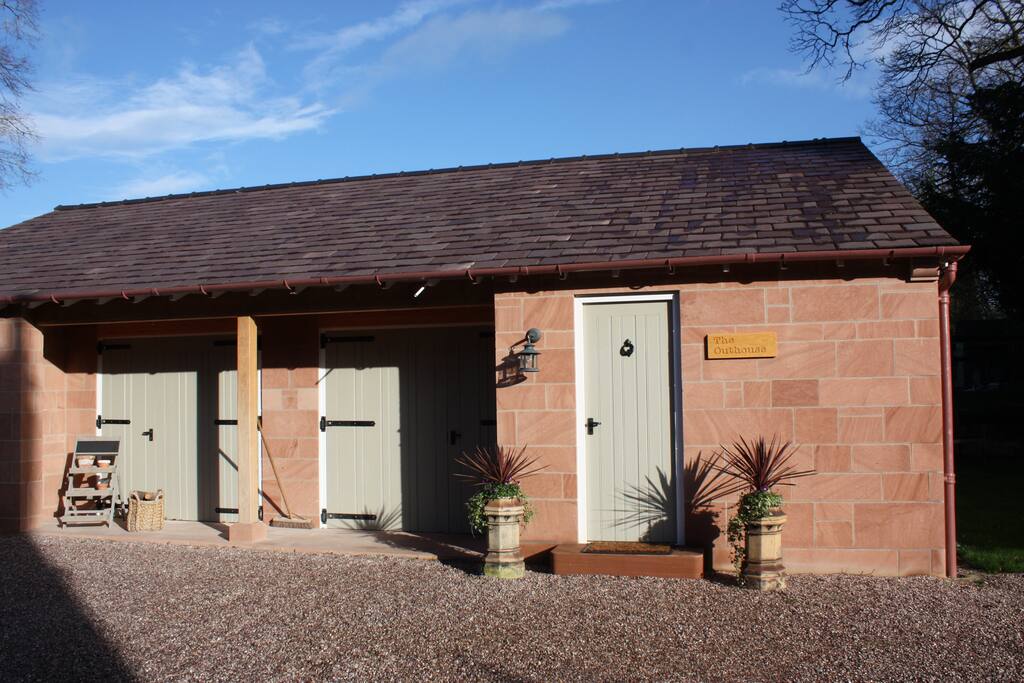 The Outhouse B & B, Puddington Hall - Bed and breakfasts for Rent in ...