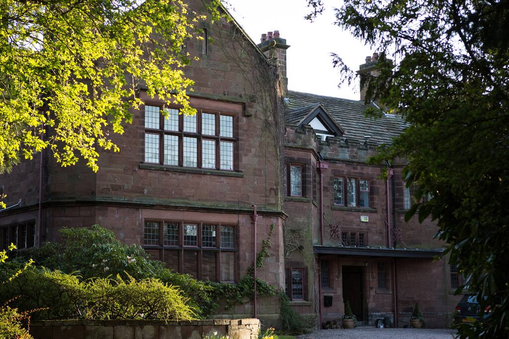 The Outhouse B & B, Puddington Hall - Bed and breakfasts for Rent in ...