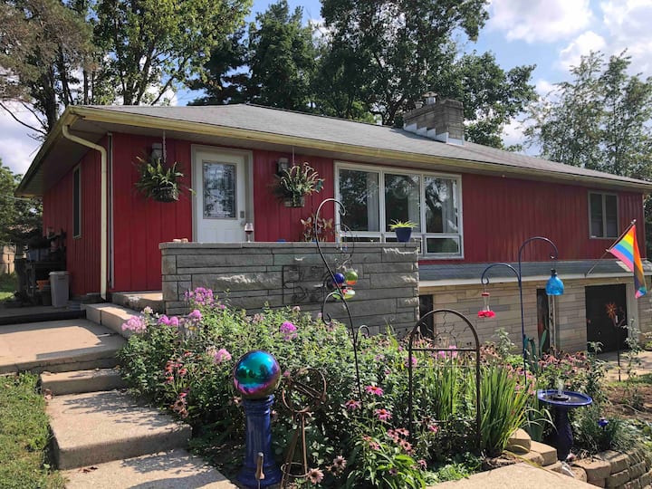 Cozy Red House - Bloomington, IN