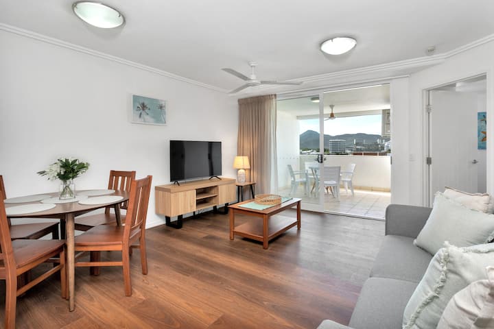 Central Plaza: Adjacent Apartments W/ Rooftop Pool - Cairns