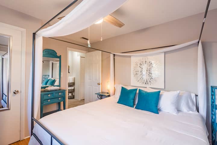 Plush K&q, Hot Tub, W/d, Downtown 5 Min, Beach 15 - St. Petersburg, FL