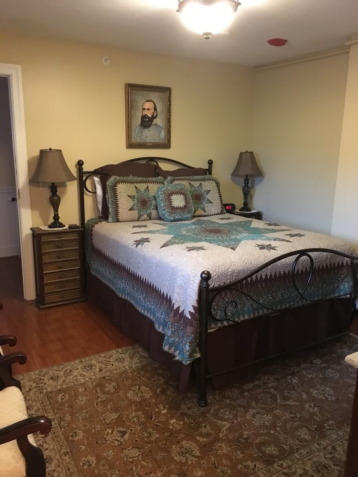 The Longstreet Chamber Deluxe Room - Gettysburg, PA