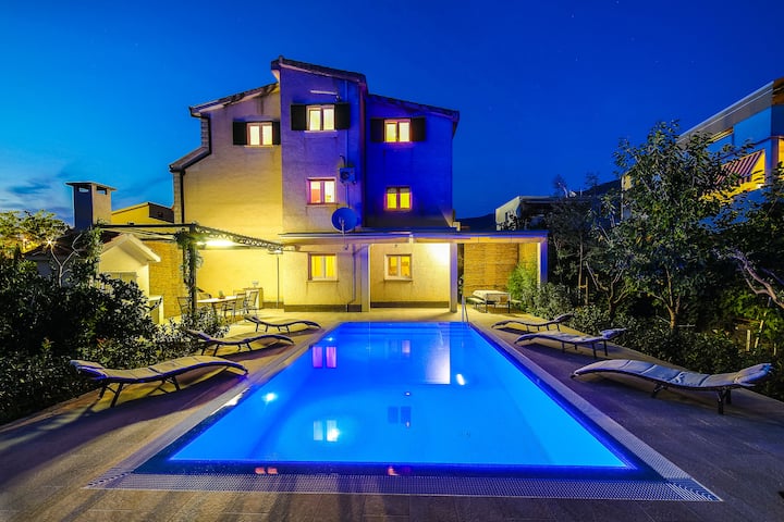 Oleandar, 3 Bedroom Apartment With A Heated Pool - Podstrana