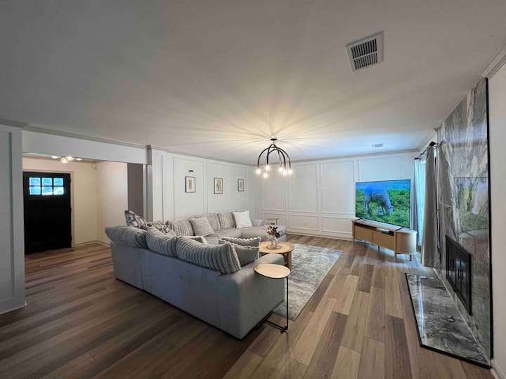 Classy Room With Shared Amenities At Ranch House - Alpharetta, GA