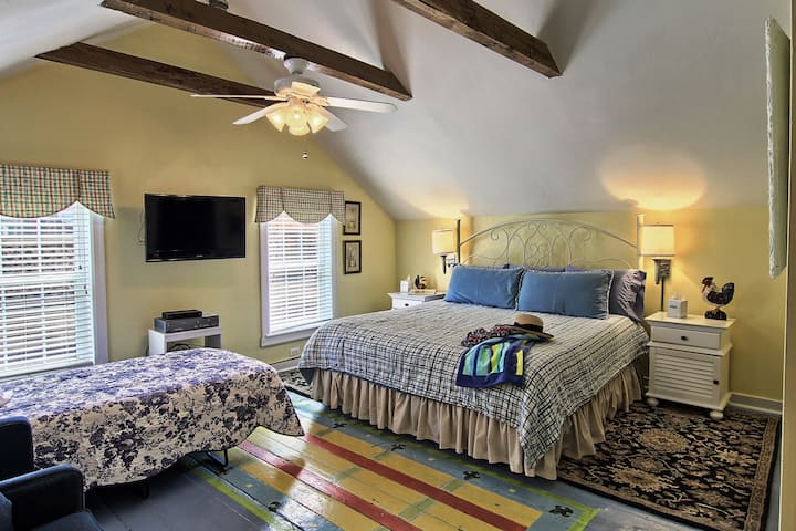 Good Harbor Suite - Glen Arbor Bed And Breakfast - Empire, MI