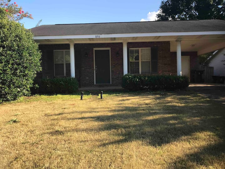 Cozy 2 Bedroom House With Fenced In Backyard. - オーバーン, AL