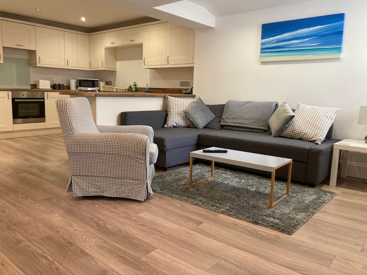 Highcliffe Apartment With Parking - Barton on Sea