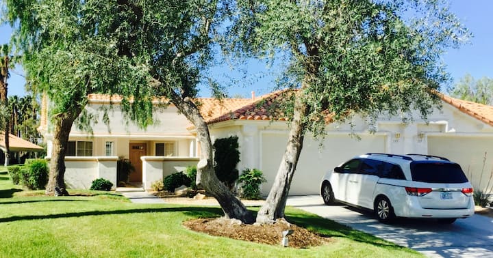 Luxury Palm Desert Condo, With All The Comforts - Palm Desert, CA