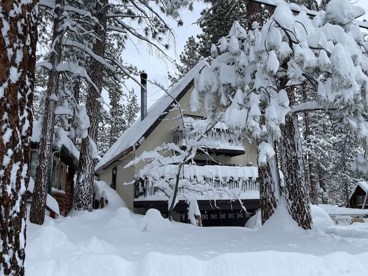 All Pine Inn- Large 4bd/2ba - Steps To The Village - Wrightwood, CA