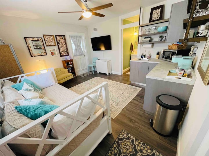 Coastal Chic Suite W/ Kitchenette & Prvt Entrance - Tropicana Field St. Petersburg