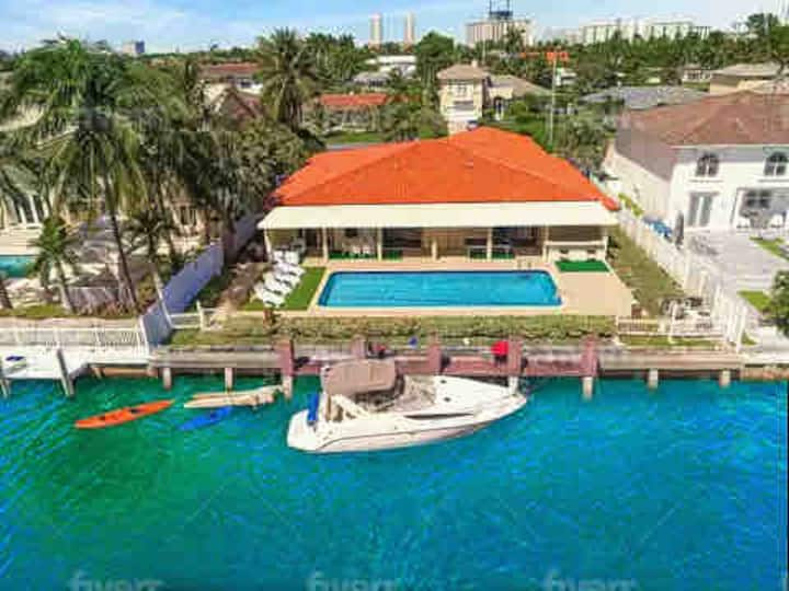 Hermes Waterfront Luxurious Villa W/6br+4ba - Aventura, FL