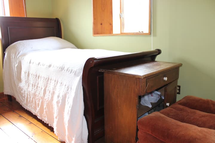 Nature's Paradise - Historic Stone House Room 1 - Rhode Island