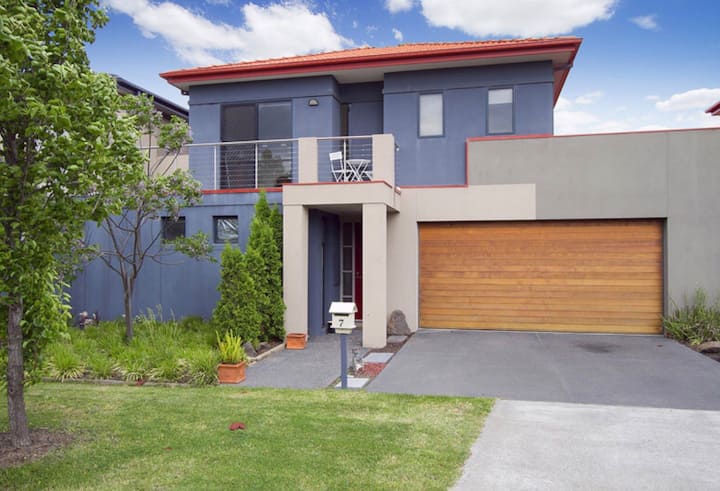 Modern Townhouse In Eden Rise Berwick Opp Park - Clyde North