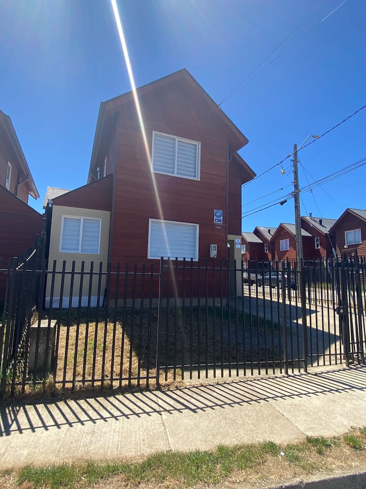 Casa Amplia Y Cómoda Ubicada En Sector Residencial - Valdivia