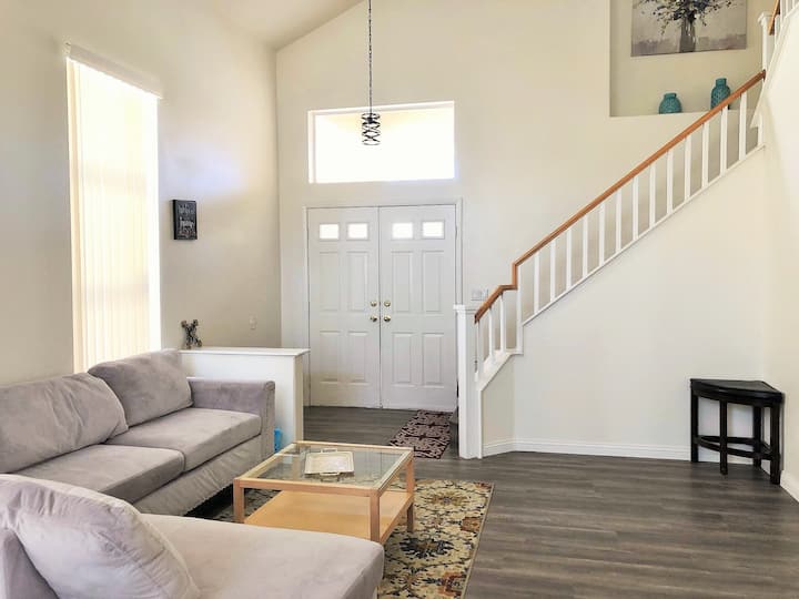 15 Mins Close To Strip 4 Bedrooms Home - Las Vegas, NV