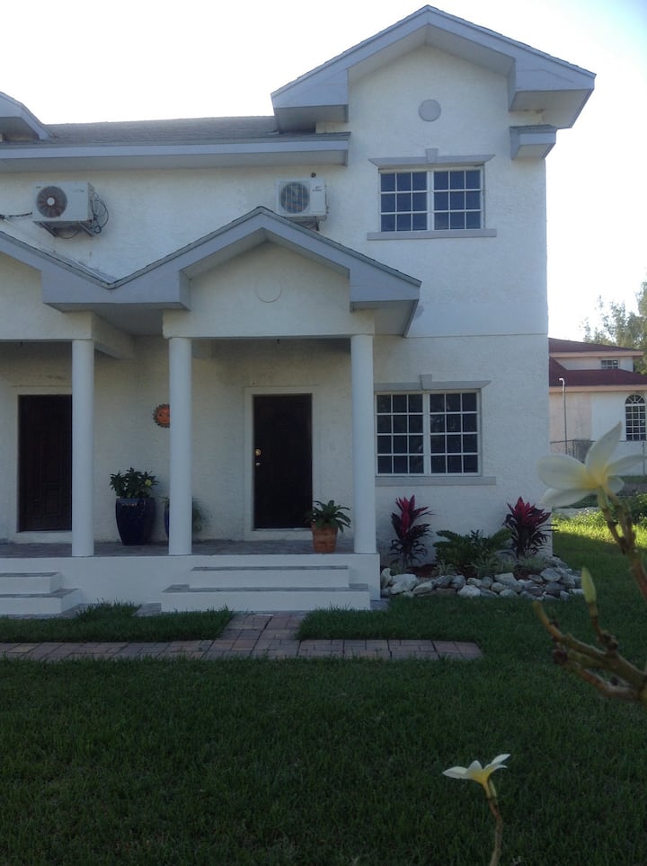 2br Nassau East Retreat W/ Pool – Walk To Beach - Nassau