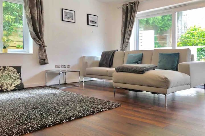 Modern 4 Bed 3 Bathroom House With Parking - Brighton Marina