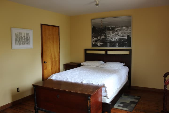 Nature's Paradise - Historic Stone House Room 1 - Rhode Island