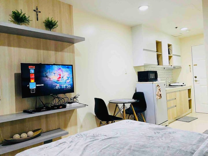 Fully Furnished Studio W/balcony, Netflix @ Uptown - Iloilo City