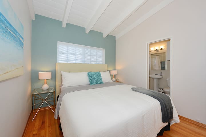 1 Bedroom Beach Pad With Parking-m24 - Los Angeles, CA