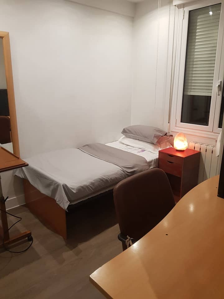 Habitación Individual Con Cerradura, Nevera, Wifi - Bilbao