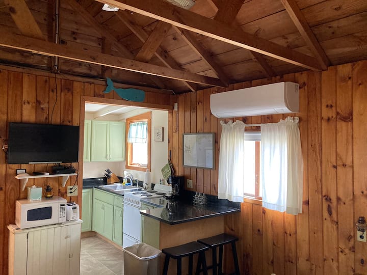 Small Cottage Within 7 Minute Walk To The Beach - Old Orchard Beach, ME