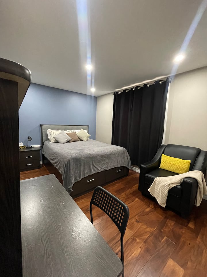 Beautiful Private Room Near Downtown Guelph Wifi - Guelph