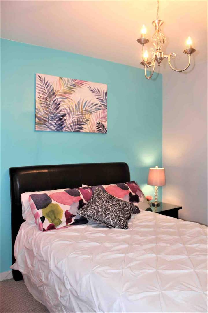 Radiant Room: Downtown Near Beach & Transit - Kelowna