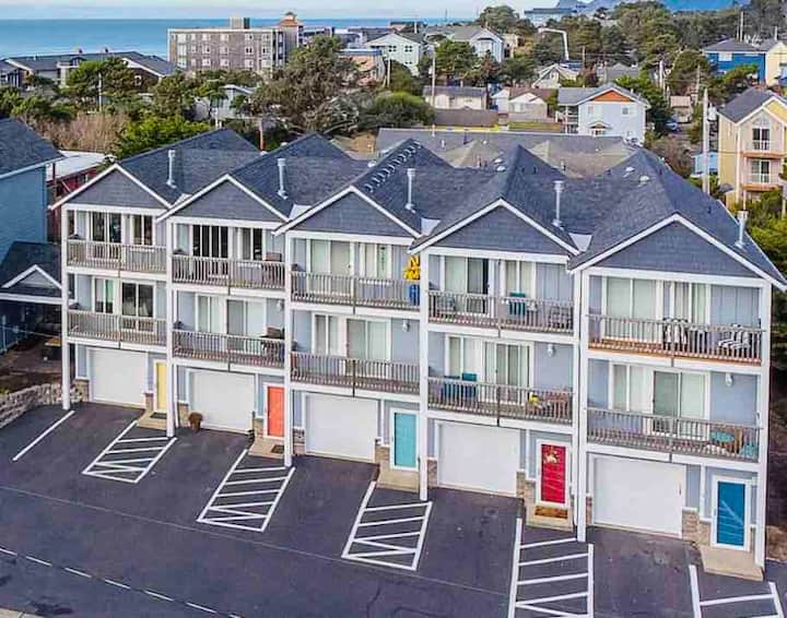 Cozy Townhouse 1/2 Block To Beach Access - Lincoln City, OR