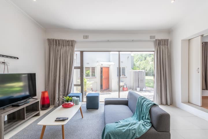 Modern Renovated Cottage In Sandton - Sandton