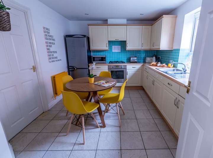 Professionally Ran Professional House Share - Swindon