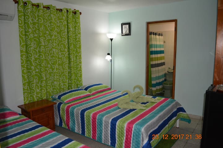 Hostal "Ibsen&rey" Bedroom Green - The Bahamas